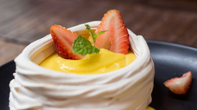 This Mango-Strawberry Dessert Is Calling Out To Us