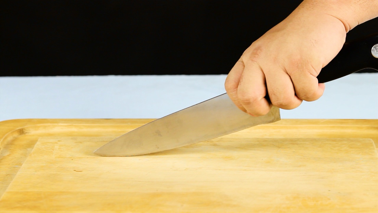WATCH: How to Hold a Knife Properly