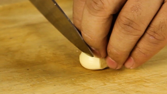 How to Peel, Slice, and Chop Garlic