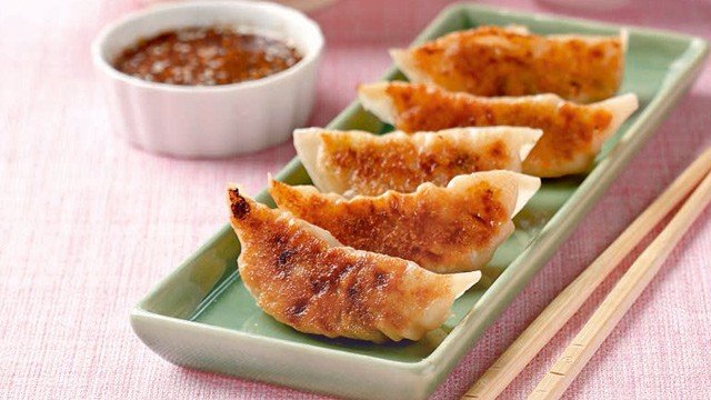 This Is How To Cook Gyoza That's Crunchy In A Pan