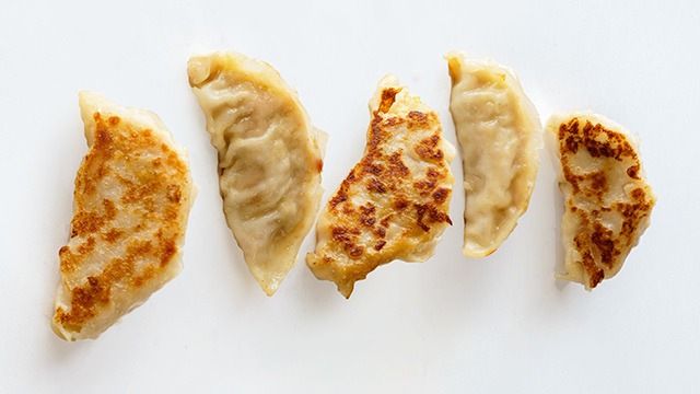 This Is How To Cook Gyoza That's Crunchy In A Pan