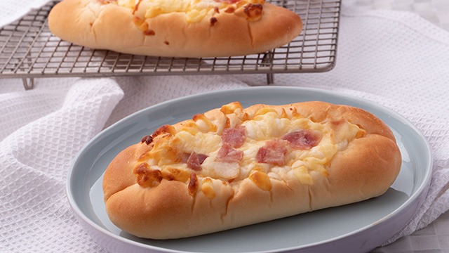 Fuwa Fuwa's New Bacon And Cheese Bread Roll