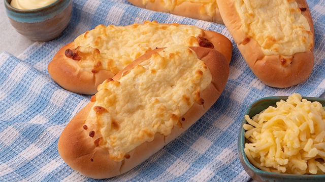 Fuwa Fuwa's New Bacon And Cheese Bread Roll
