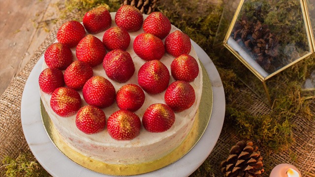 This Online Bakery Delivers Celebration-Worthy Cakes Straight To Your Door