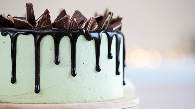 WATCH: This Stunning Cake Has The Flavors Of Christmas