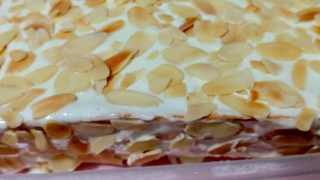 Alcapone-Style White Chocolate and Almond Loaf Cake Recipe