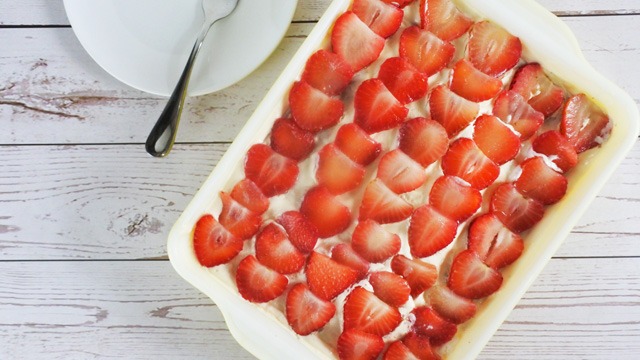 Strawberry Graham Cake Recipe | Yummy.ph
