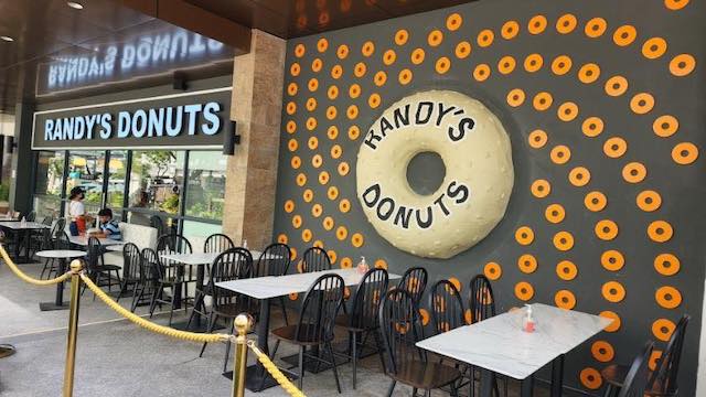 Randy's Donuts Opens First Store In The Philippines