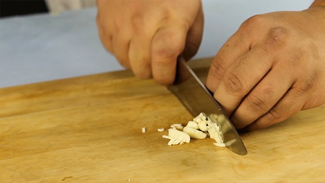How to Peel, Slice, and Chop Garlic