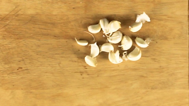 How to Peel, Slice, and Chop Garlic
