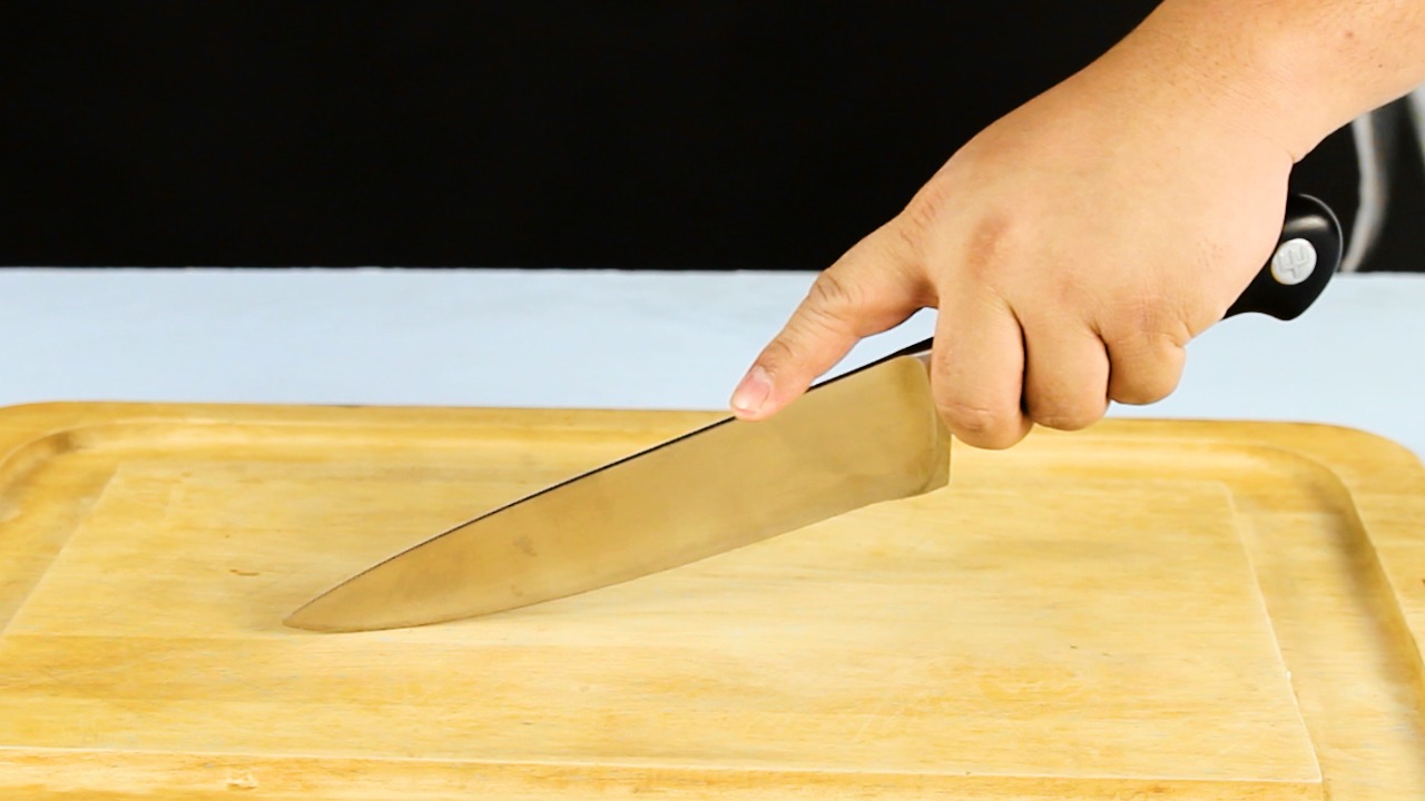 WATCH: How to Hold a Knife Properly